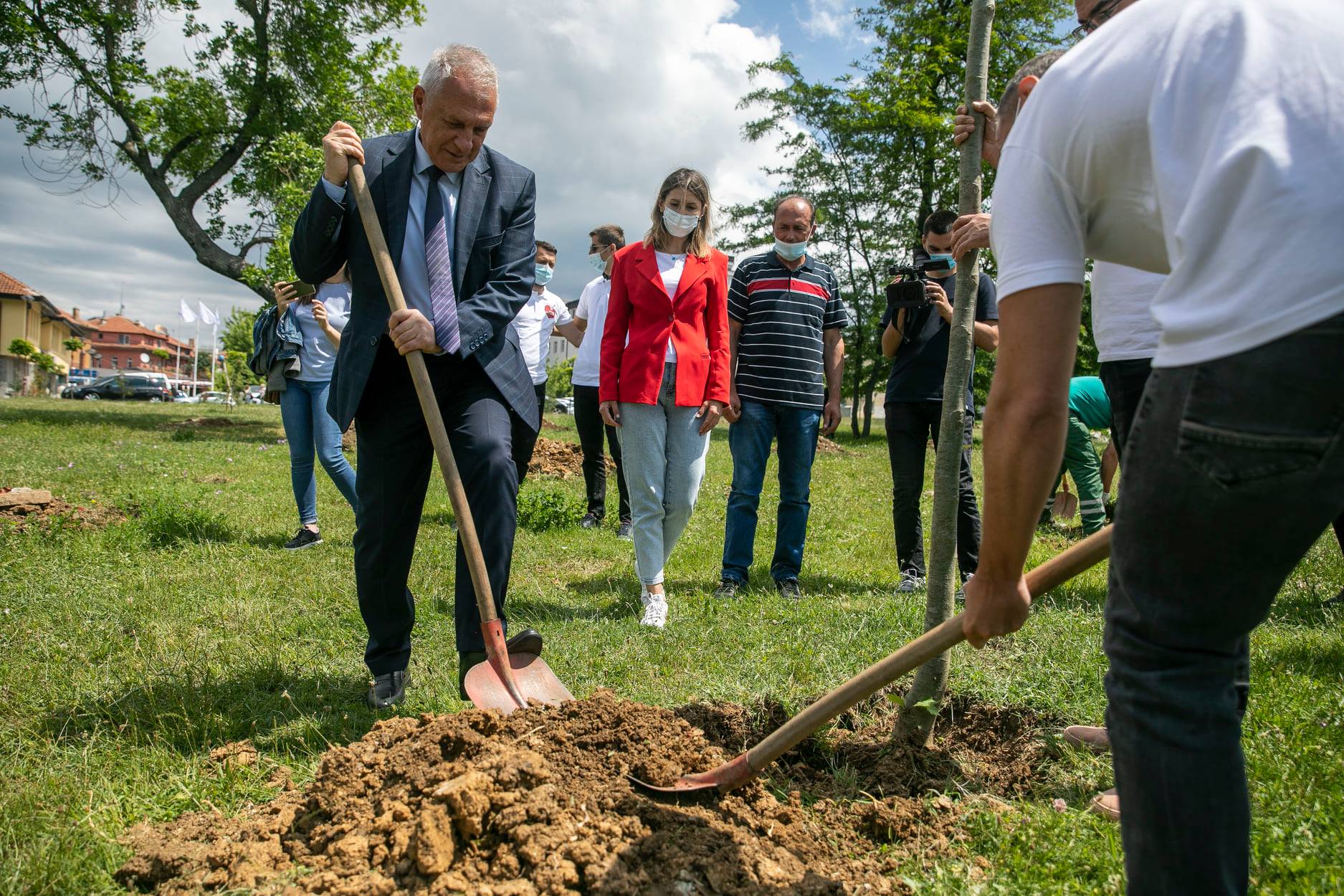 Mbillen 452 fidane në kampusin universitar - Komuna Prishtina