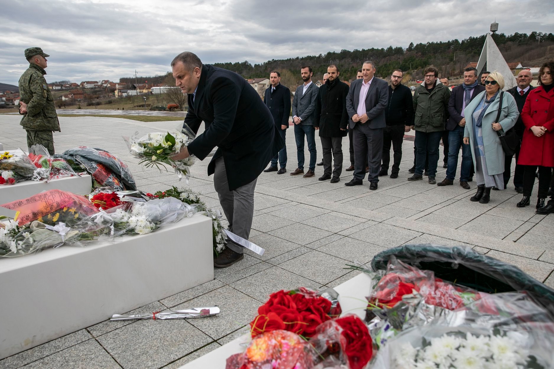 Kryetari Shpend Ahmeti bënë homazhe në kompleksin memorial “Adem ...