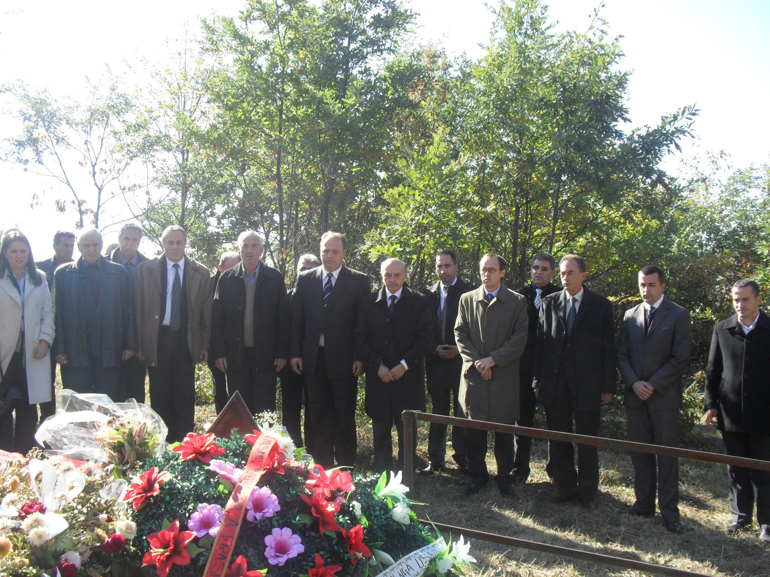 Kryetari Mustafa bëri homazhe të varri i drejtorit të ndjerë Remzi ...