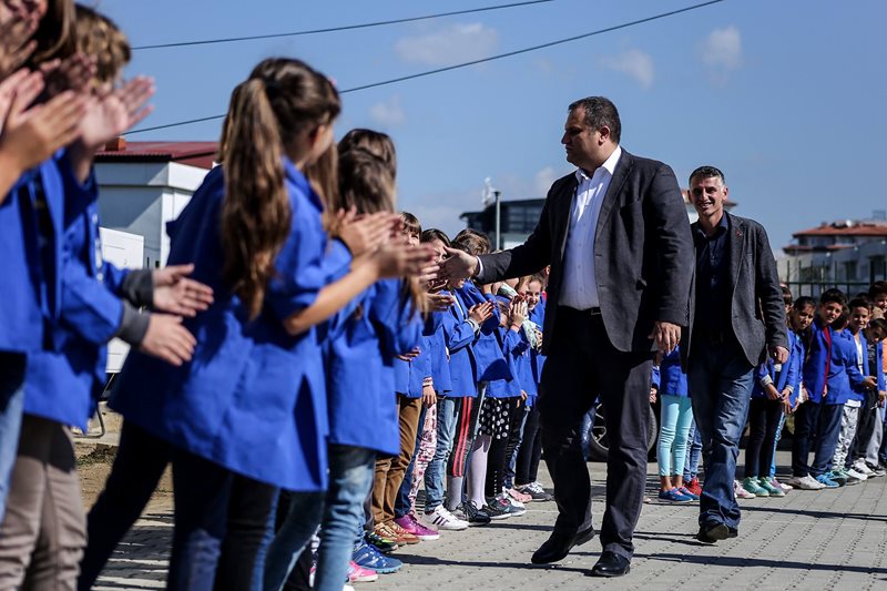 Kryetari Shpend Ahmeti viziton shkollën "7 Marsi" në lagjen Kalabria ...